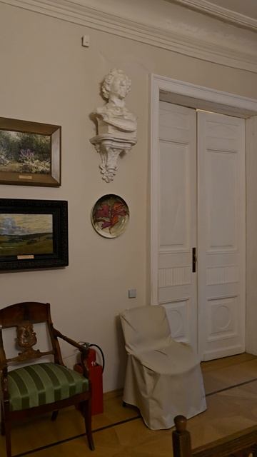 Девочка с персиками