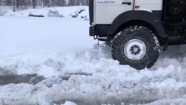 Респект и уважение этим водителям. Зимник и бездорожье севера на грузовиках