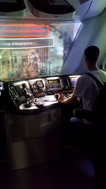 Москва. Я управляю поездом Москва-2020 в симуляторе в павильоне Московский транспорт
