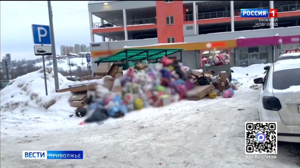 Неделя без вывоза мусора - и как результат, разросшаяся свалка