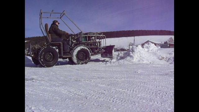 Уборка снежных кучь минитрактором "Кузя"