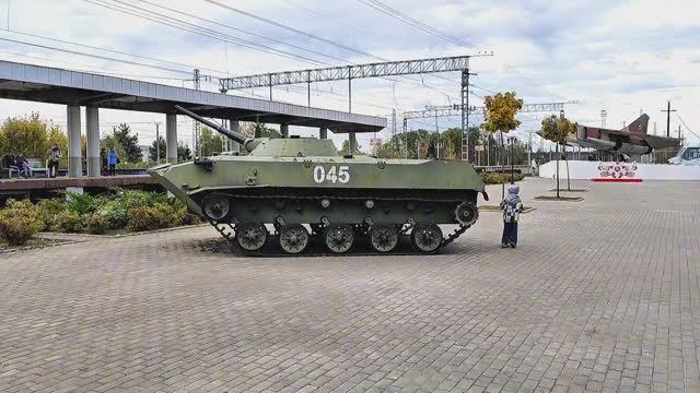 Памятник МиГ-23МЛД и Боевой Машине Десанта БМД-1 на станции Кубинка 1