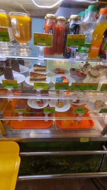 Необычный интереьер и ассортимент еды в столовой Лимпопо в Костроме