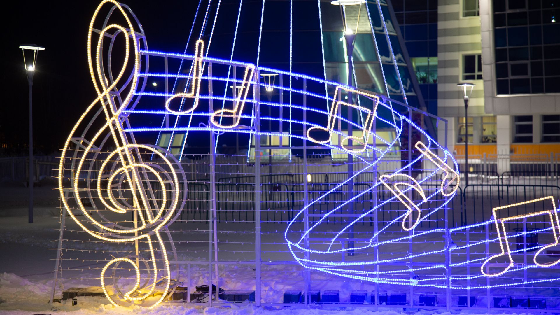 Световая композиция "Нотный стан". г. Губкинский. ЯНАО