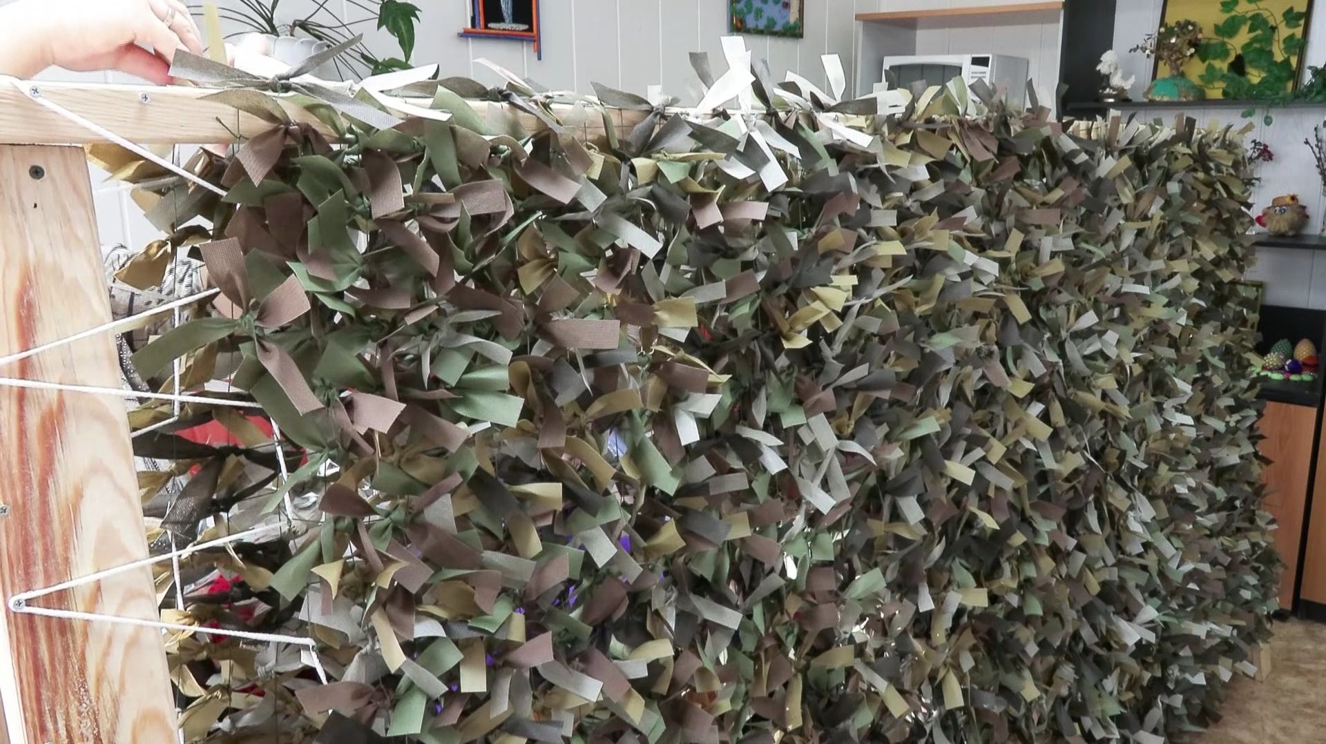 Серебряные волонтёры Ваховска начали плести маскировочные сети