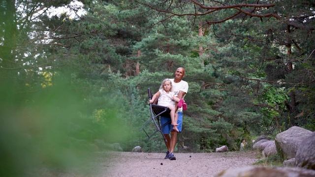 Момент со свадебной съёмки: ребёнка несут на стуле