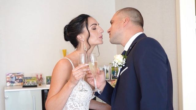 Кадр со свадьбы — шампанское льётся