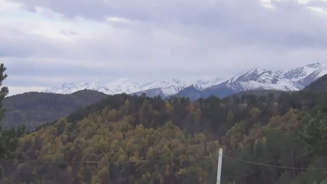 Стандартная пятидверная нива на ВЛИ5 в горах Карачаево-Черкессии.