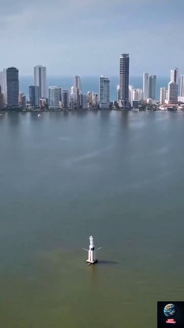 Статуя Богоматери Кармен безмолвным стражем охраняет вход в залив Картахена в Колумбии