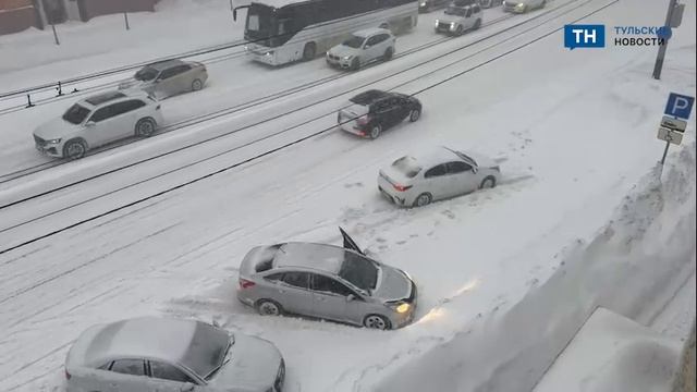 19 февраля туляки всячески стараются справиться со снежным бураном