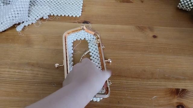 Как сделать ридикюль на фермуаре из круглых, жемчужных бусин. Сумки из серебристых бусин.