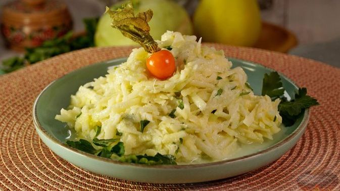 САЛАТ С КОЛЬРАБИ И ЯБЛОКАМИ