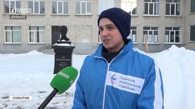В Брянске десятиклассники расчистили снег у памятника «Трём героям»