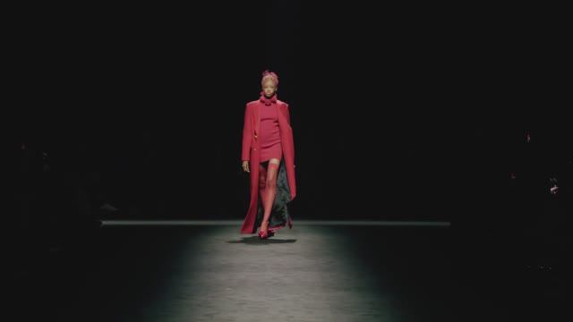 Показ женской коллекции Blumarine осень-зима 2022-2023