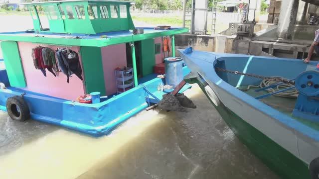 В ШЛЮЗЕ СТОЛКНУЛИСЬ ДВА СУДНА / Вьетнам.