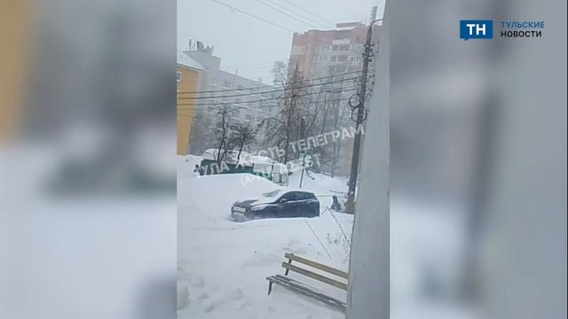 В Туле трактор спас машину скорой помощи, застрявшую в снегу