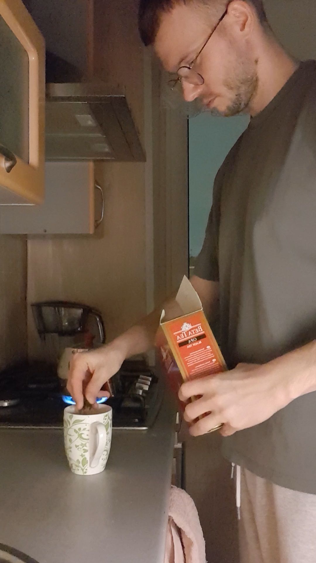 Есть свет сна нет. Жизнь разработчика игр. Музыка Кино - На кухне