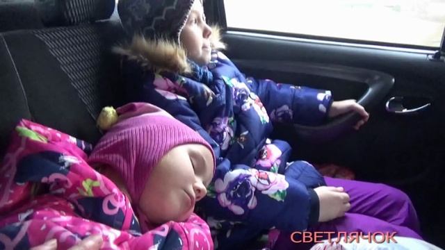 Едем в лес.. В автомобиле Софья и Юлианна.