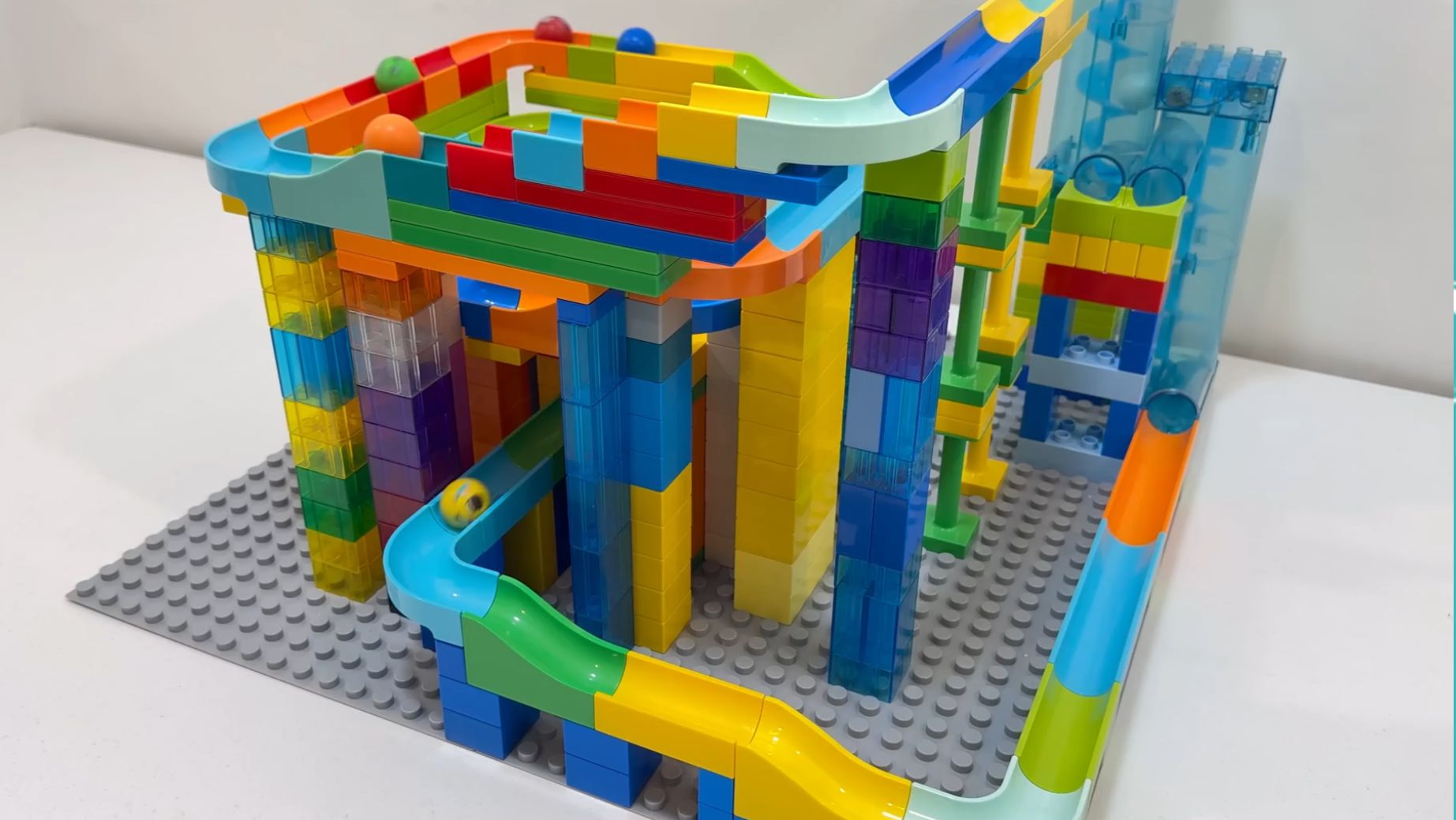 Безумная трасса LEGO DUPLO — Шарики едут по спирали! Залипательное видео для детей