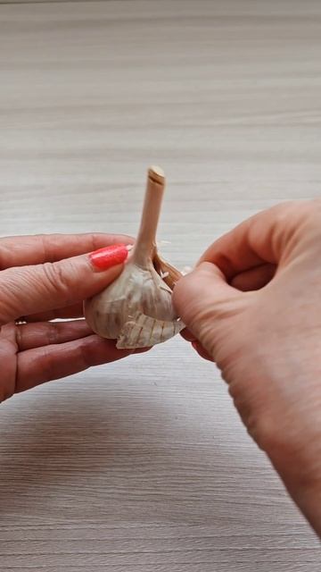 Как за секунды почистить чеснок? Даже нож не нужен
