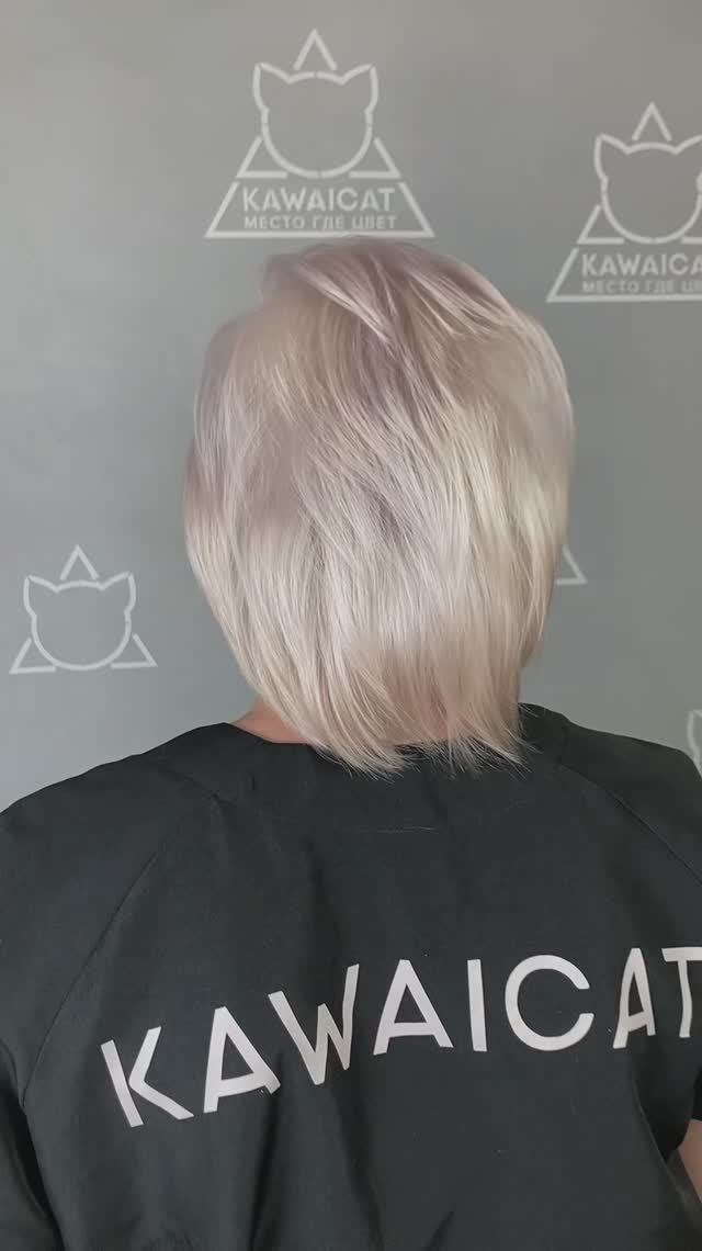 Белоснежный сияющий блонд, выполненный мастерами нашей студии, не может не восхищать - такая красота