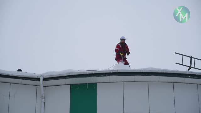 Общественники и молодогвардейцы следят за уборкой снега в Ханты-Мансийске