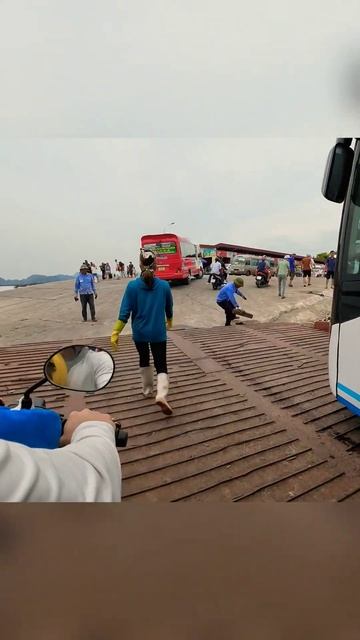 Паром нашли. Поплыли на остров  Cát bà #вьетнам #travel #vietnam #набайке ##vietnamlifestyle #happy