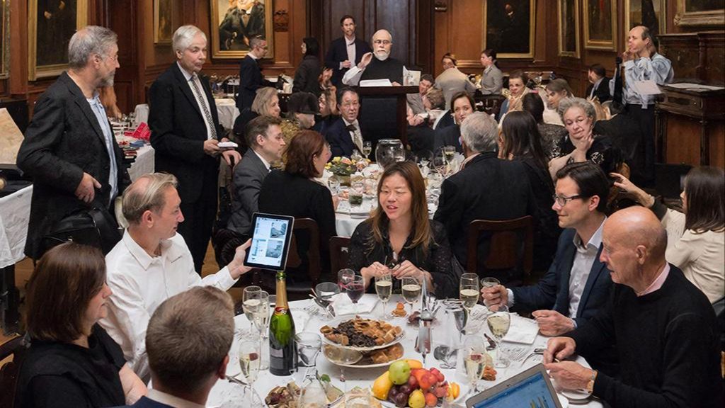 Ах, пардон, моя вина, будут пятна от вина, дайте вам рукав почищу, я ЛиЛи, уже пьяна...