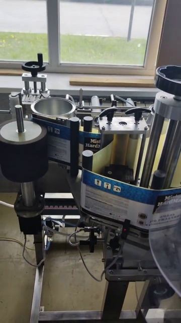 Этикетировочный автомат. Нанесение этикеток на жестяные банки с краской