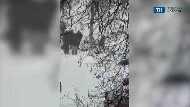 В Туле медики вынуждены саморучно нести больного до автомобиля скорой помощи