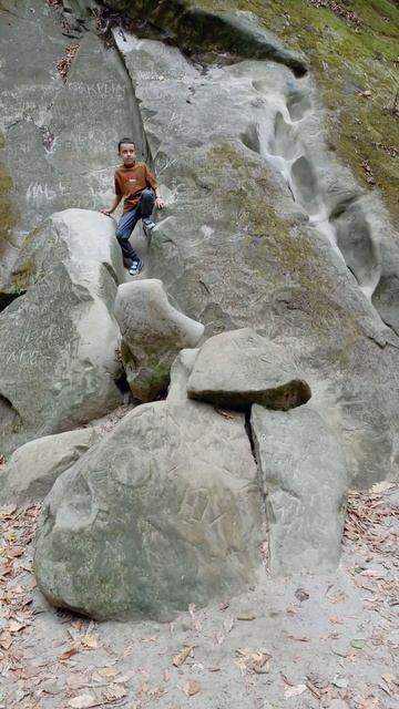 Боулдеринг на естественной скале | Серега скалолаз развлекается #тропавскале#серега #shorts #спорт