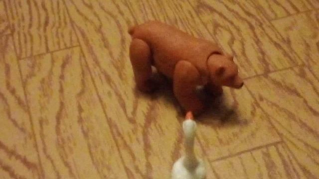 Домашний гусь прогоняет бурого медведя обратно в лес. Выпуск о самых лучших домашних птицах.