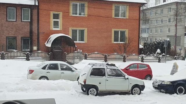 Красная машинка перекрыла улицу.