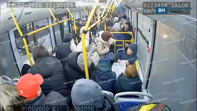 В Воронеже дорожный знак пробил стекло автобуса