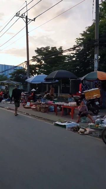 Вьетнам. Вечер. Торговля на обочине: покупай, не сбавляя шаг #vietnam  #азия #хошимин