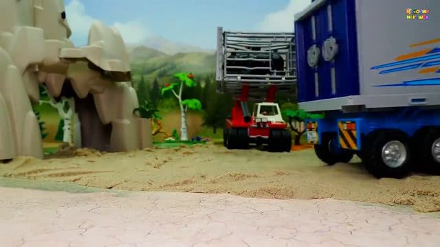 Мультики про машинки. Трактор загружает полный самосвал, который на дороге попадает в аварию