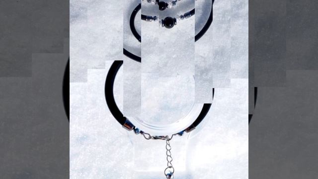 Комплект украшений ЗИМА – январь из чёрного оникса и морозного кварца.