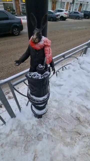 Жанровая скульптура Заяц-трактирщик в Костроме