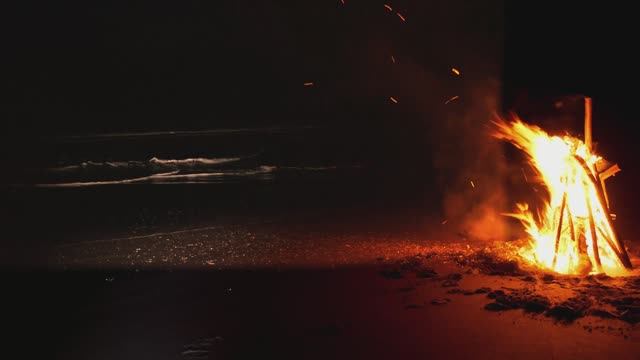 12 часов костра на берегу Тихого океана 🌊🔥 Ночной костер у кромки воды, звуки волн и огня для сна