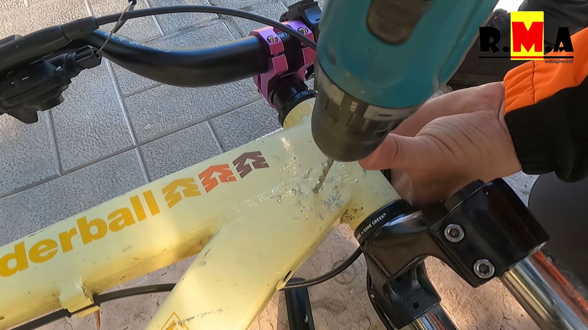 сверлим раму и врезаем проводку дроппера в старую раму