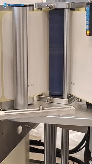 Этикетировочный автомат. Нанесение самоклеящихся этикеток на канистры