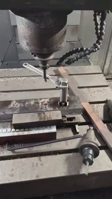 Чпу метчик в работе. Что делать делать если не хватает сил крутить вороток метчика.