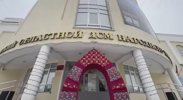 Гигантский кокошник появился на входе в Дом народного творчества.
