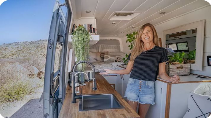 Каково на самом деле женщине за 50 жить в фургоне