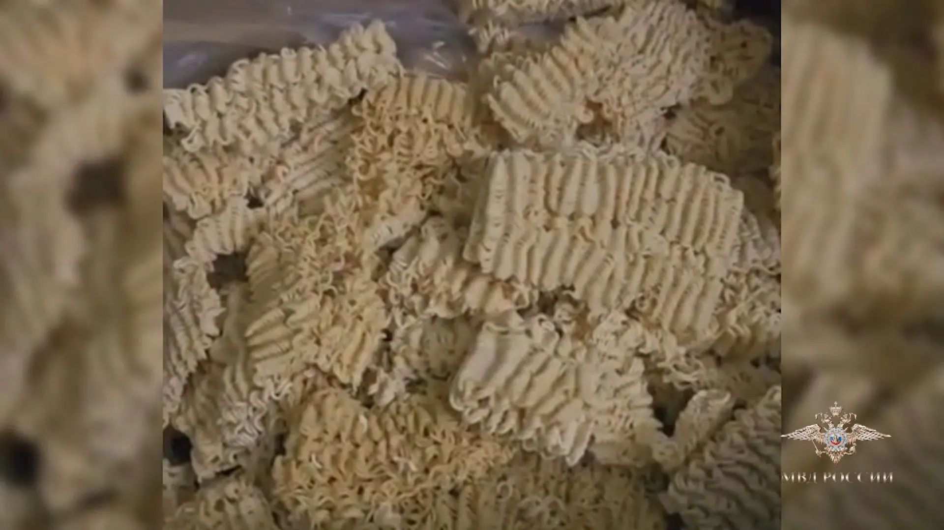 Пресечено производство контрафактных чипсов и лапши быстрого приготовления