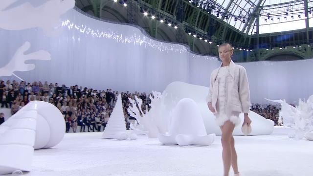 Показ женской коллекции Chanel весна-лето 2012