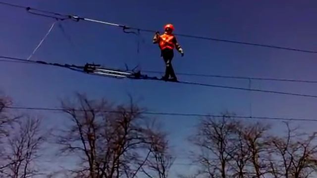 Нарушения правил безопасности - пропуск поезда, электромонтёр на подвеске по съезду