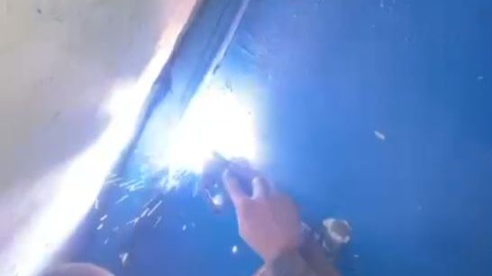 Сварщик приехал на Капитальную в Макеевке варить двери