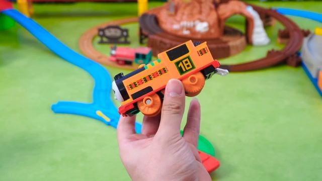 Поезда! Детская огромная железная дорога! Давай играть вместе!