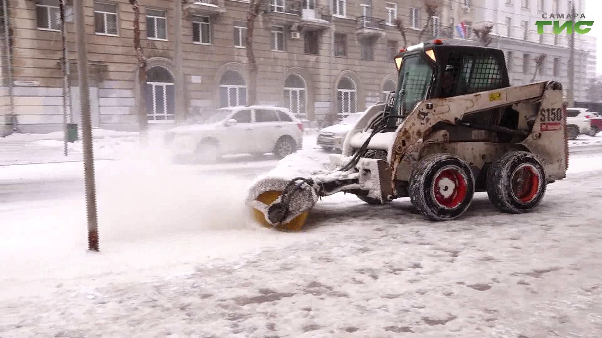 В Самаре дополнительно вывели более 60 единиц техники для расчистки и противогололёдной обработки